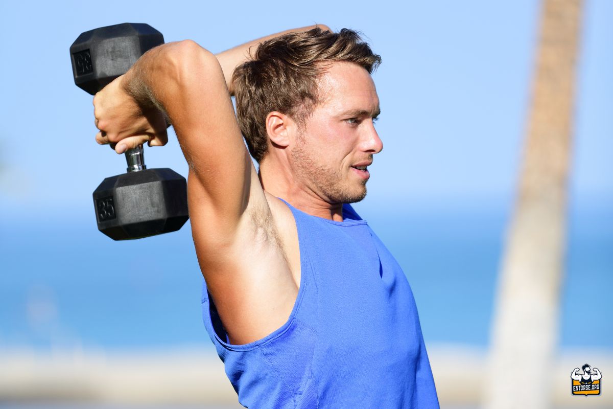 Quels exercices triceps avec haltères pour des bras musclés